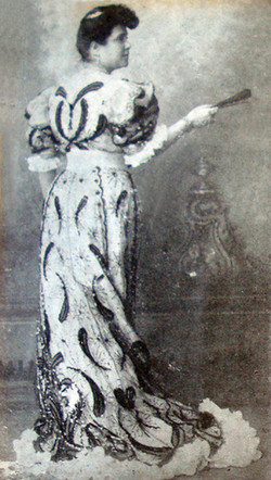 Theatrical costumes: naturalism and invention : Revista Pesquisa Fapesp