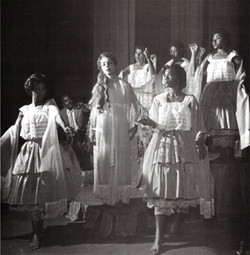 Theatrical costumes: naturalism and invention : Revista Pesquisa Fapesp