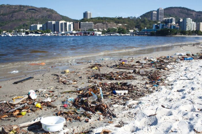 Brazil dumps 3.44 million tons of plastic waste into the sea every year ...