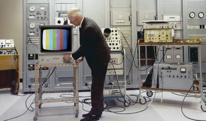 100 years of TV: From tubes to smart TVs : Revista Pesquisa Fapesp